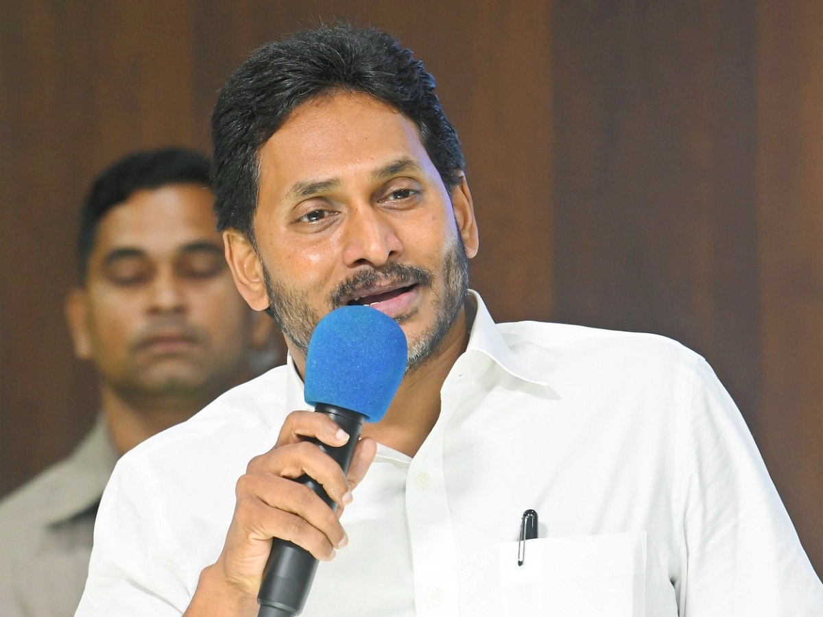 తాడేపల్లిలో మంగళగిరి వైఎస్సార్‌సీపీ నేతలతో వైఎస్‌ జగన్‌ సమావేశం (ఫొటోలు) | YS Jagan Sensational ...